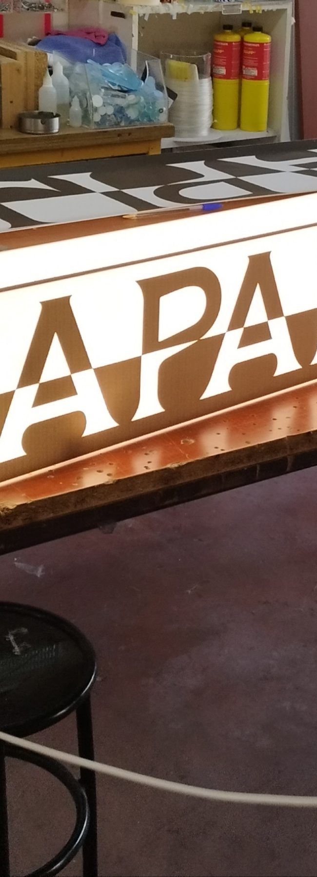 ΦΩΤΙΖΟΜΕΝΗ ΤΑΜΠΕΛΑ ΑΠΟ ΠΛΕΞΙΓΚΛΑΣ